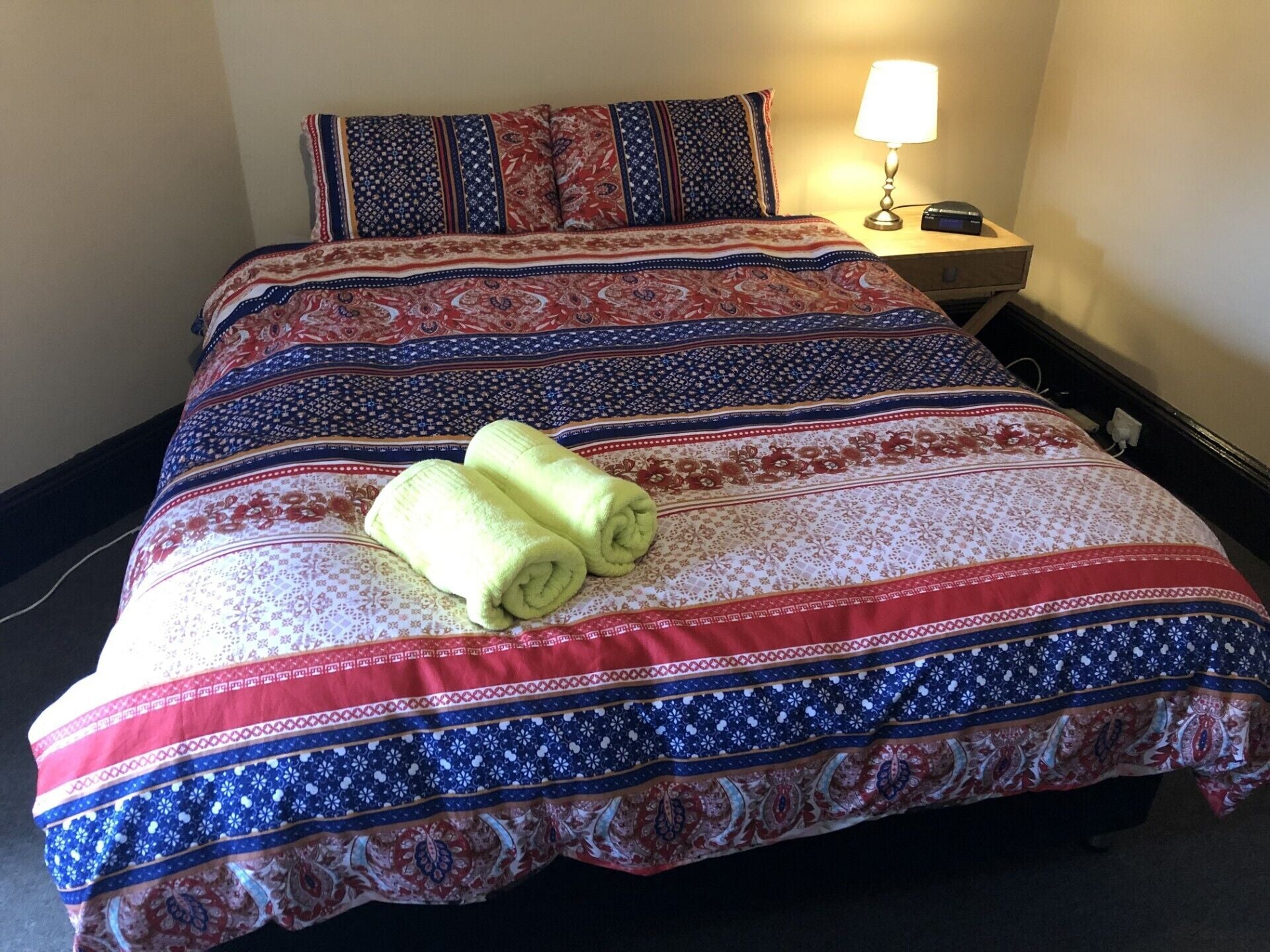 Quarto casal econômico | Área de estar | TV LCD