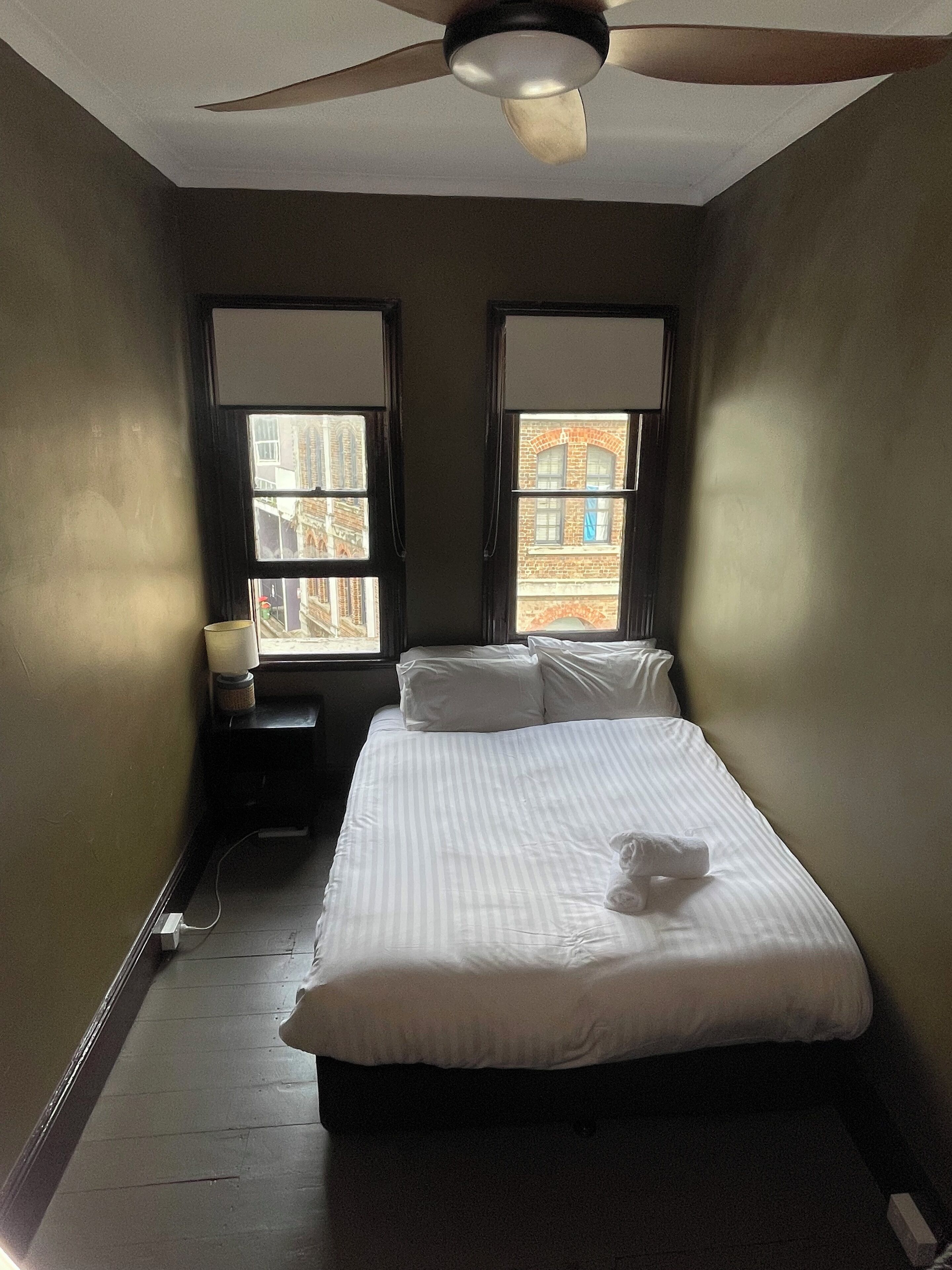 Quarto casal básico, 1 cama Queen | Cortinas blackout, Wi-Fi de cortesia, roupa de cama