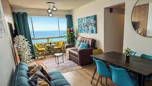 Apartamento conforto, 3 quartos, sacada, vista para a praia | Área de estar | TV de tela plana