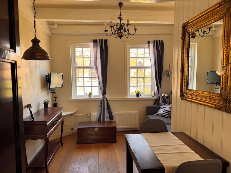 Historisch Poort'vakantie'huis, Voor De Romance In Hartje Centrum Met Binnentuin -