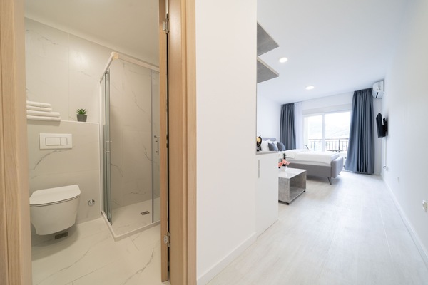 Quarto Duplo Standard, varanda, Vista para a cidade | Roupa de alta qualidade, camas de colchão Select Comfort