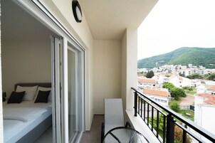Quarto Duplo Standard, varanda, Vista para a cidade | Roupa de alta qualidade, camas de colchão Select Comfort