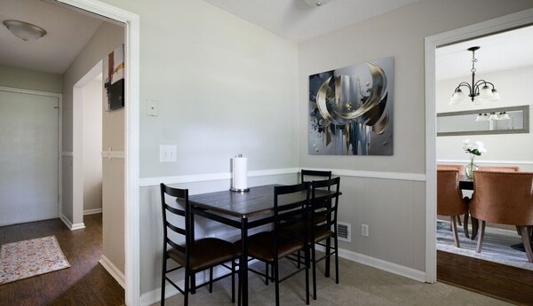 Charming 4-bedroom House Mins From Town W/ Smart Tvs In Every Room! Pet-friendly - Lexington, SC