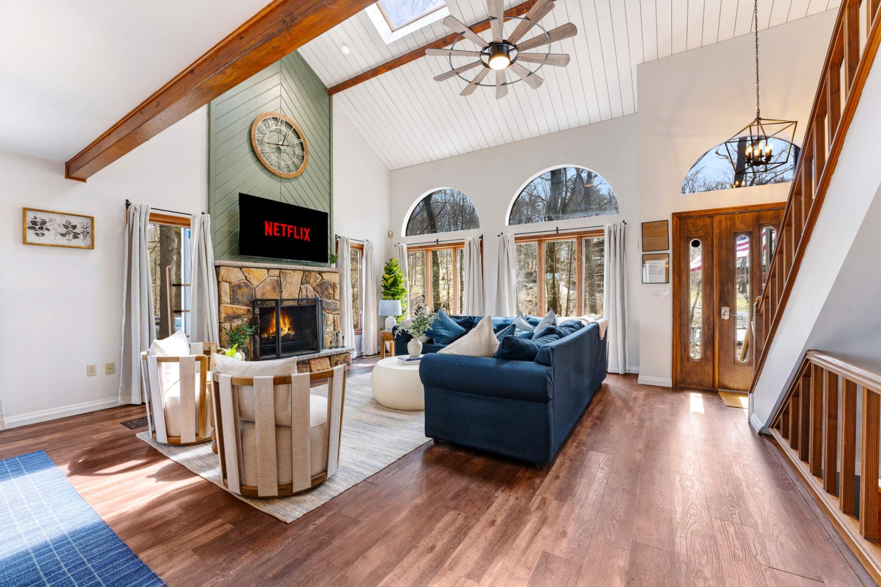 Poconos Lakefront - Hot Tub/sauna, Game Room, Sundeck, Fire Pit Retreat - Tannersville, PA