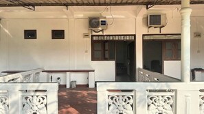 Quarto casal básico | Terraço/pátio