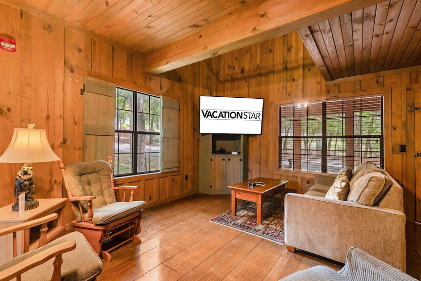 Family-friendly 2br + Loft Cabin | Pool + Pup Welcome - Branson, MO