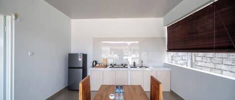 Villa Comfort, vista para o jardim | Kitchenette privada | Um frigorífico/congelador grande, uma placa de cozinha
