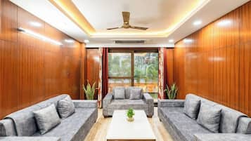 Executive Room | Sala de estar | Televisor de ecrã plano de 32 polegadas com canais por cabo