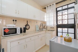 Apartamento luxo, vista para a cidade | Cozinha privada | Geladeira, micro-ondas, talheres/pratos/utensílios de cozinha