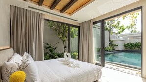 Quarto moderno com uma cama grande, vista para uma piscina e varanda com plantas.
