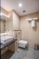 Um polibã, chinelos, sabão, champô