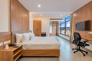 Quarto casal premium | Escrivaninha, ferros/tábuas de passar roupa, Wi-Fi de cortesia