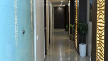 Quarto solteiro clássico, vista para o pátio | Cortinas blackout, ferros/tábuas de passar roupa, Wi-Fi de cortesia