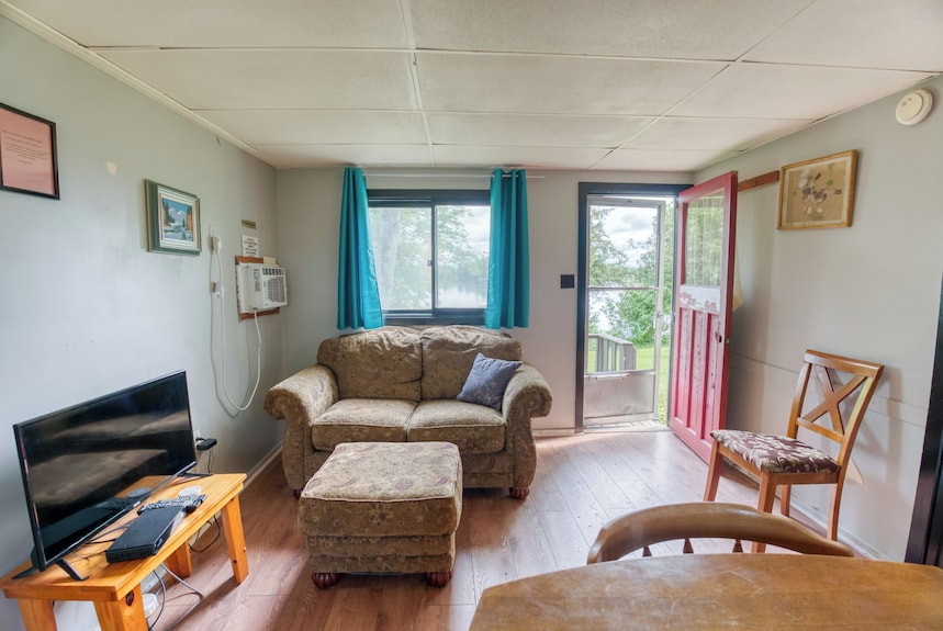 Cozy Lake Escape: 2-bed With Bunk, Sleeps 4, Full Kitchen & Ac - Kingston