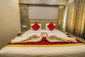 Quarto Superior, pátio, vista para o jardim | Casa de banho | Um polibã, toalhas fornecidas, sabão, champô 