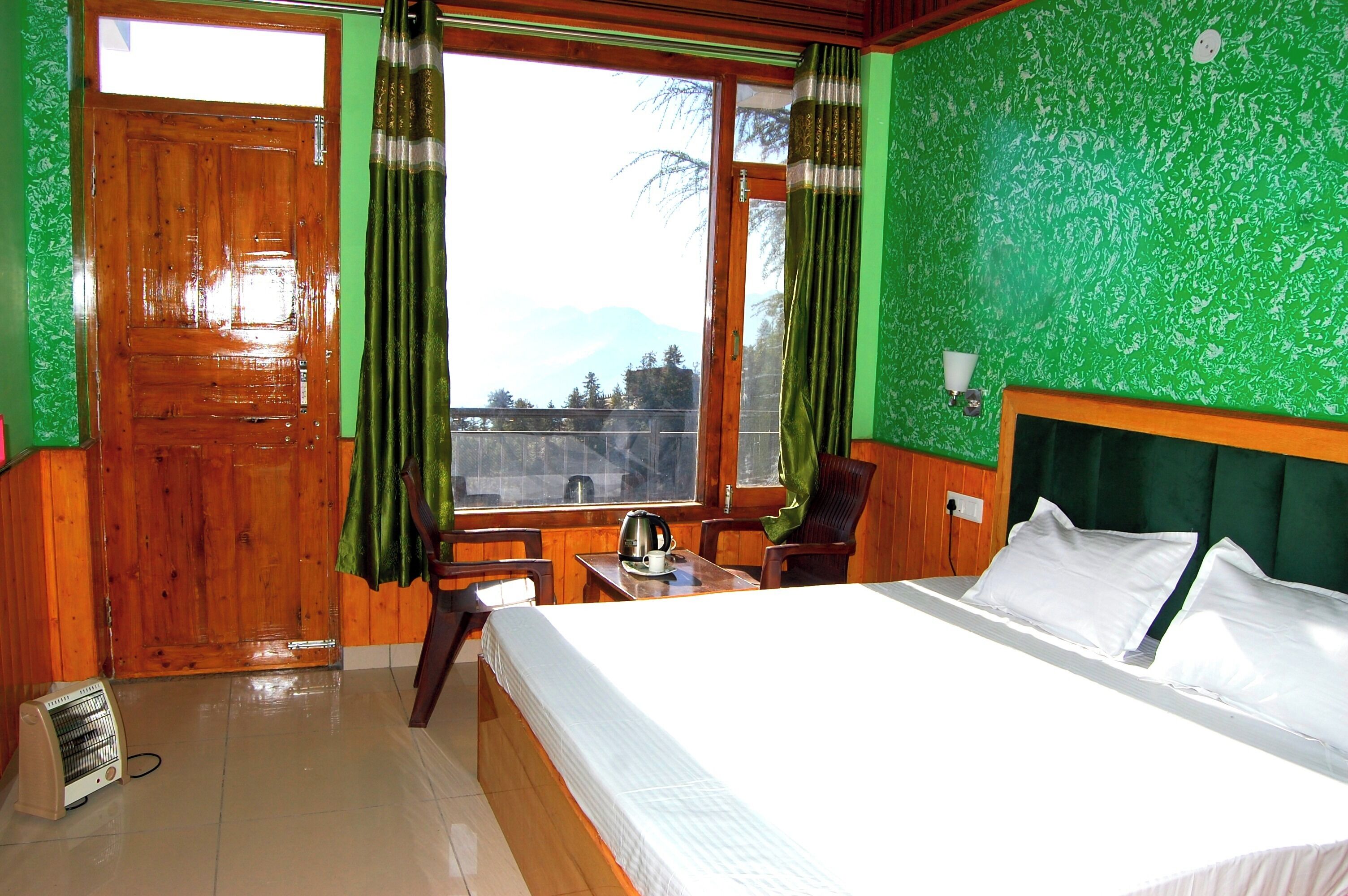 Himalya Sun Dawn- Gives You All The Basic Amenities In The Lap Of Nature. - Kufri