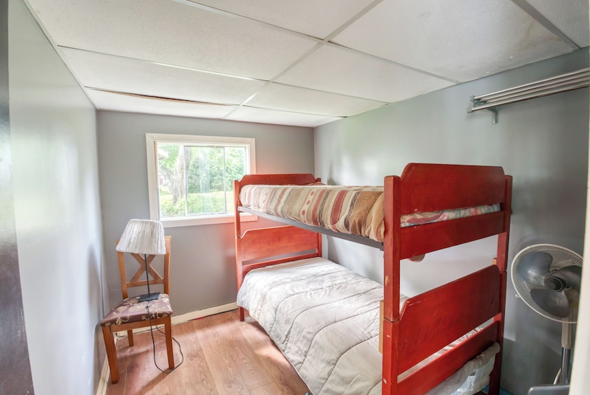 Small Cottage\n\ncharming 2-bed Cottage: Your Lakeside Oasis For 4! - Kingston