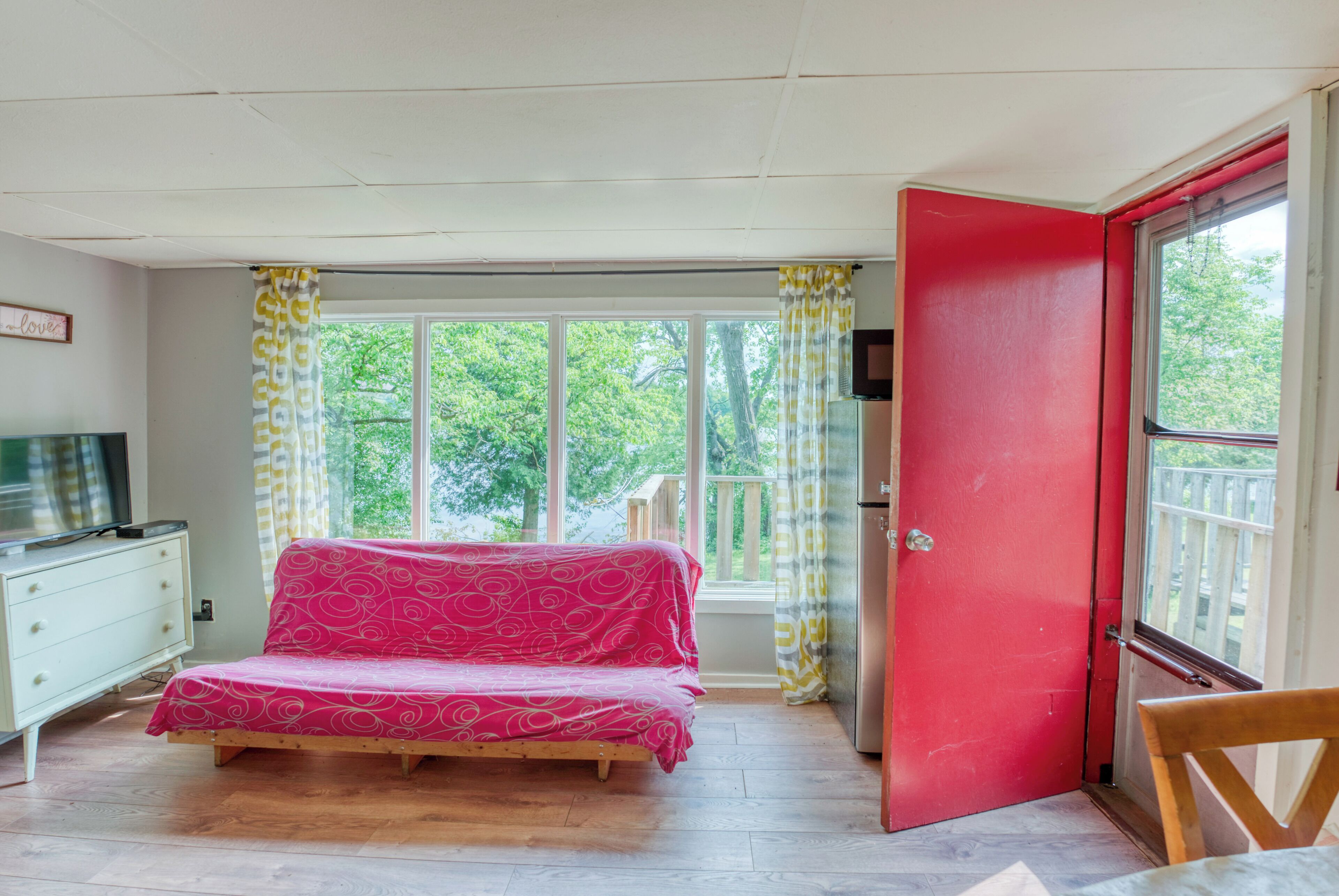 Serene 2-bed + Futon Lakeside Cottage: Sleeps 5-6, Full Amenities! - Kingston