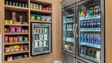 Vitrine refrigerada com diversas bebidas e lanches.
