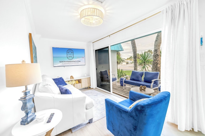 New Listing! Village Breeze - Heated Pool, Private Patio, Village And Beach! - シエスタ・キー, FL