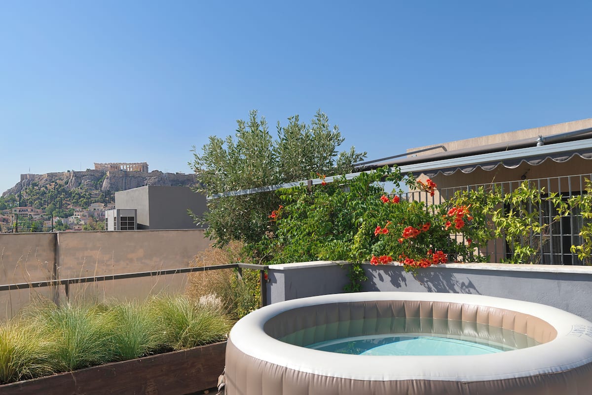 Deluxe Penthouse With Jacuzzi And Acropolis View | 2 quartos, cofres nos quartos, espaço de trabalho para notebook
