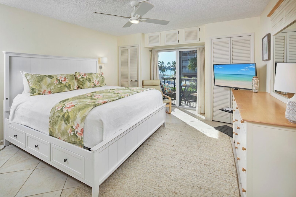 Bordeaux Club in the Moorings - Naples | Vrbo