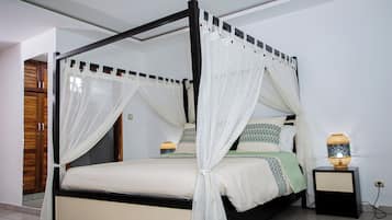 Quarto triplo superior, vista para a piscina | Cofres nos quartos, escrivaninha, cortinas blackout