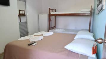 Quarto Quádruplo | Cortinas/cortinados opacos, ferro/tábua de engomar