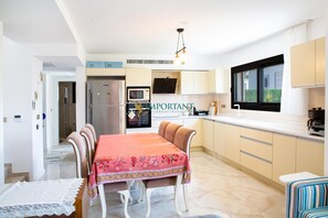 Villa Comfort, varanda, vista para a piscina | Cozinha privada