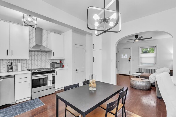 Cozy Getaway Quiet Neighborhood Near Dt 2 Bedroom Townhouse - Baltimore, MD