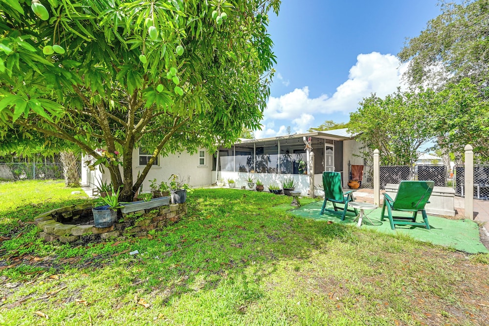 1 Mi To Dtwn Bonita Springs: Home W/ Lush Yard! - Bonita Springs, FL