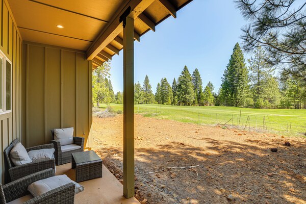 2 Mi To Lake Almanor: Home W/ Golf Course Views! - Greenville, CA