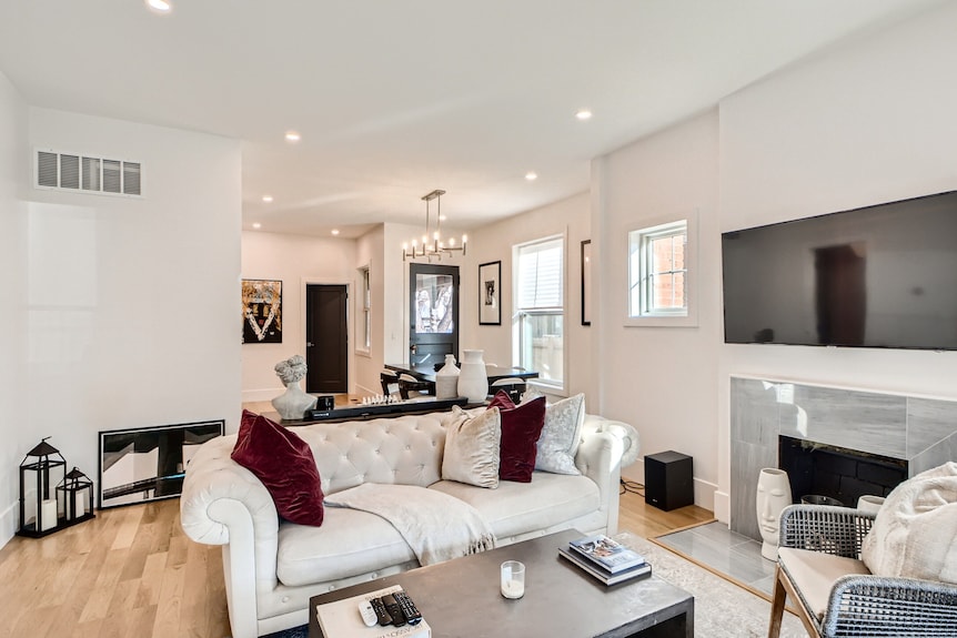 Spacious 4-bedroom House In Denver! - Denver, CO