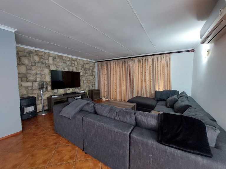 \N2 Private Bedrooms In 3 Bedroom House Comfortable & Convenient - Krugersdorp