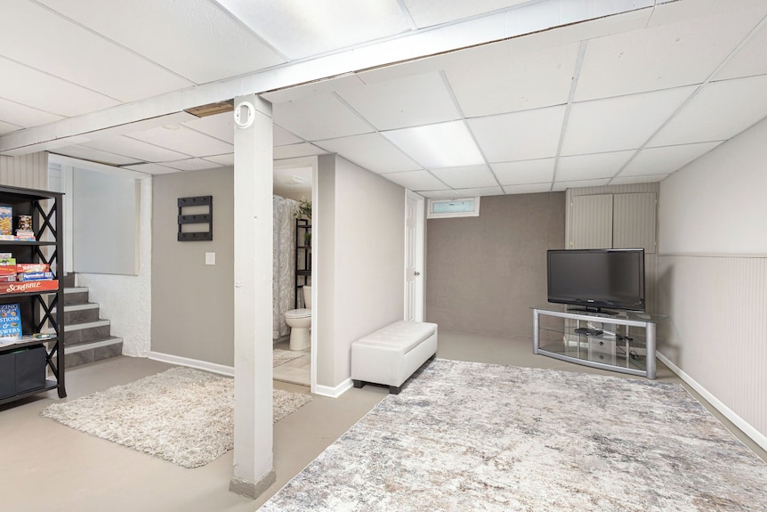 4.2 Mi - Tbk Sports Complex, 8.6 Mi - Airport - Lost Grove Lake, IA