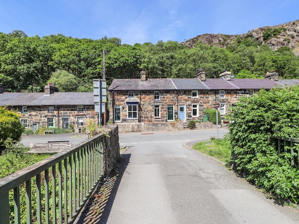 Llys Emrys - Beddgelert