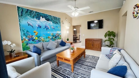 Casa de Luxo, 3 quartos, vista para o jardim | Sala de estar | Smart TV de 50 polegadas com canais digitais, brinquedos . BlockHaven near Legoland & Disney