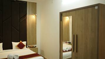 Quarto Duplo Superior, vista para o jardim | Secretária, secretária adequada para computadores portáteis