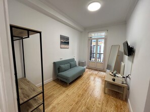 Suíte família, sacada, vista para a cidade | Espaço de trabalho para notebook, Wi-Fi de cortesia, roupa de cama