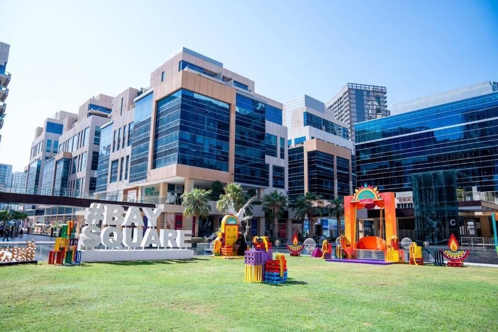 Bay Square 9 Canal View Modern Studio - Dubai