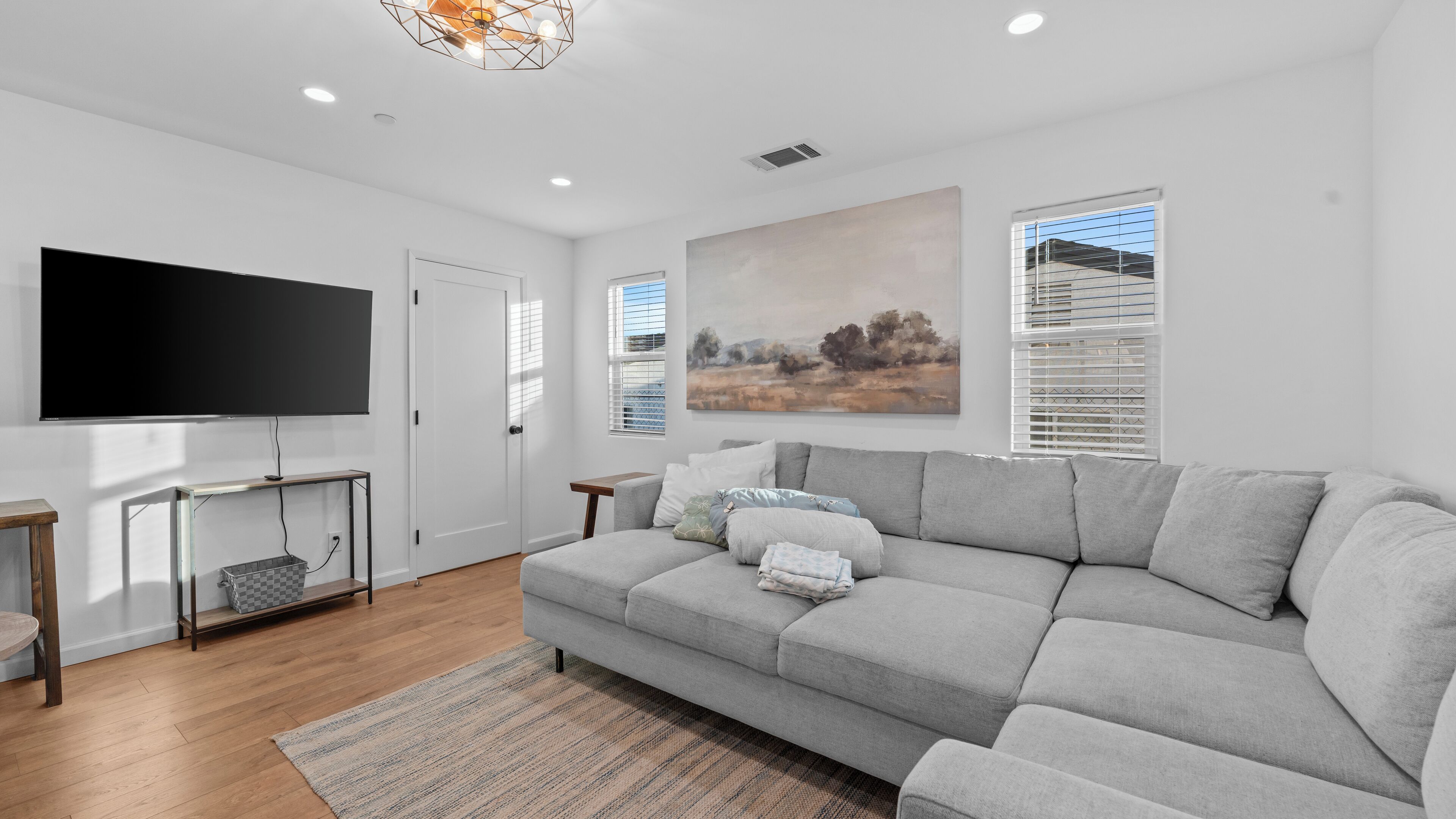 One World House With King Bed - Jurupa Valley, CA