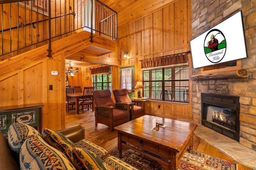 Tranquil 2br Woodland Cabin | Jetted Tub, Fireplace & Dog-friendly - Branson