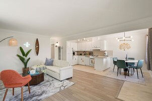 Apartamento Familiar, 2 quartos, varanda, vista para o oceano | Sala de estar | Televisor LED de 55 polegadas com canais digitais 
