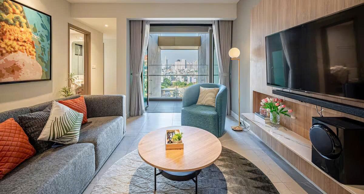 Apartamento design, 2 quartos, vista para a cidade | Área de estar | Smart TV 42 polegadas com canais a cabo