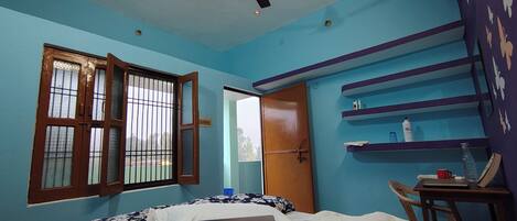 Quarto casal luxo, sacada | Escrivaninha, espaço de trabalho para notebook, Wi-Fi de cortesia