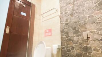 Quarto duplo econômico, banheiro compartilhado | Banheiro | Chuveiro, chuveiro com efeito de chuva, secador de cabelo, bidê