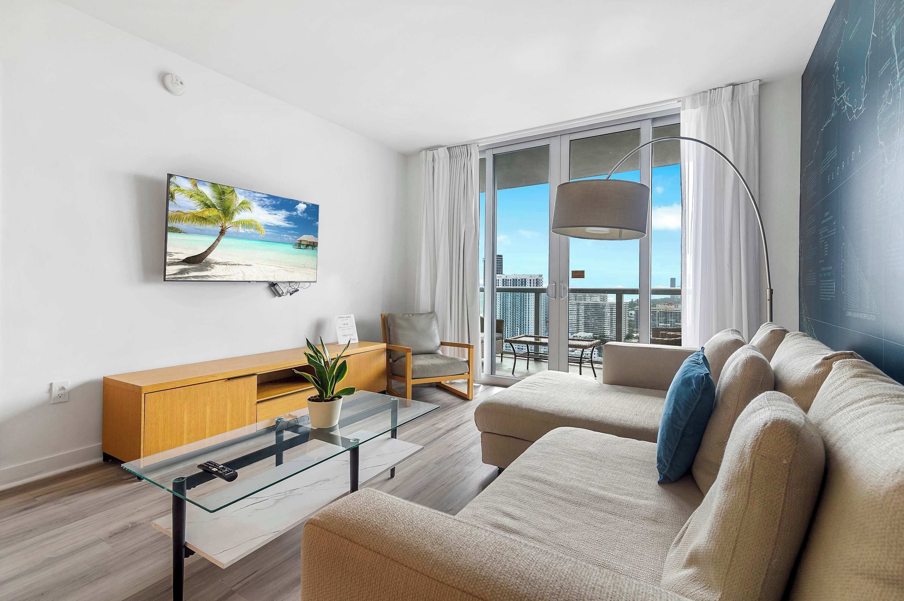 Deluxe Apartment With Balcony, Gym & Pool - Hallandale Beach