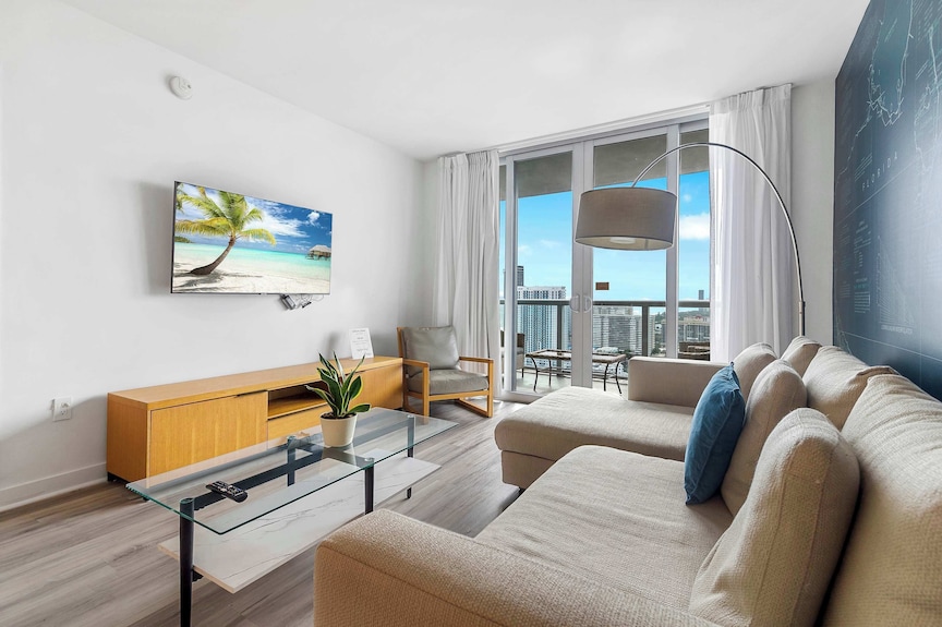 Deluxe Apartment With Balcony, Gym & Pool - Hallandale Beach, FL