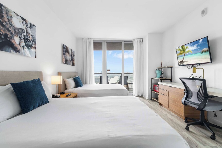 Modern New Studio Balcony & Pool - Hallandale Beach