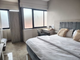 Quarto superior | Escrivaninha, espaço de trabalho para notebook, quartos à prova de som
